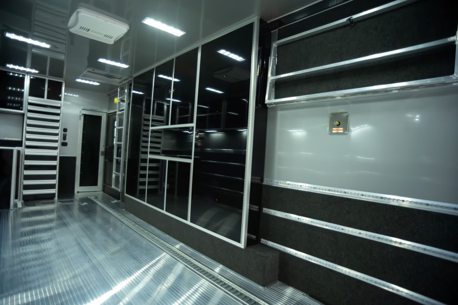 2025-InTech-Trailers-36'-Custom-Gooseneck-Bathroom-Race-Trailer-iCon ...